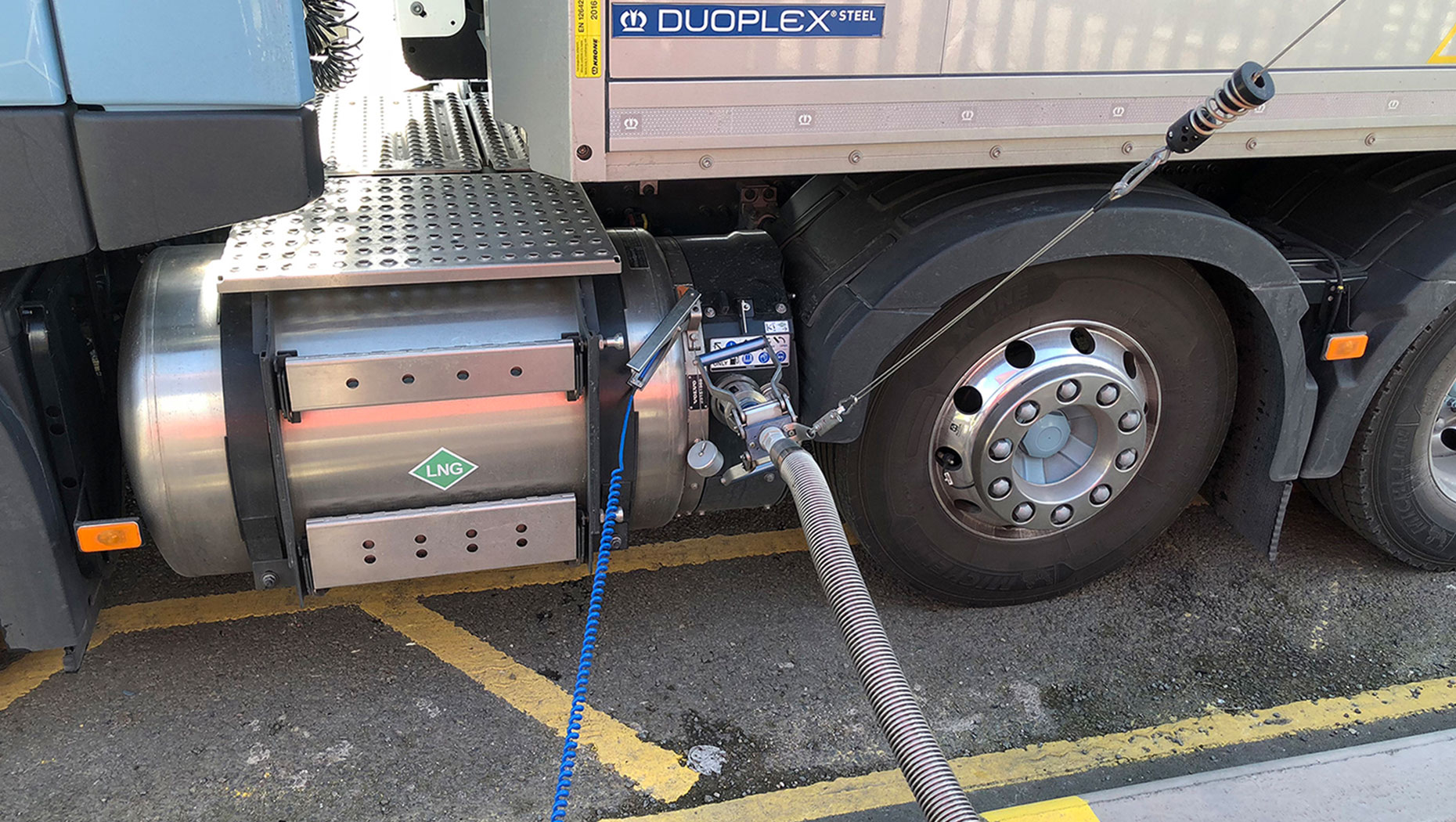 Volvo chooses Calor for first fill of new FM LNG Truck